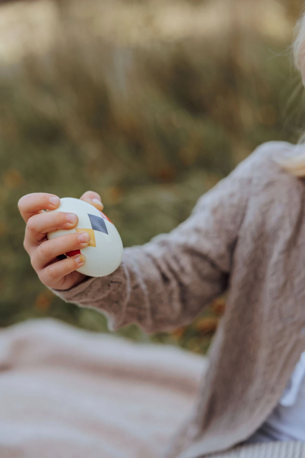 MARACA EGG, WHITE, HARLEKIN