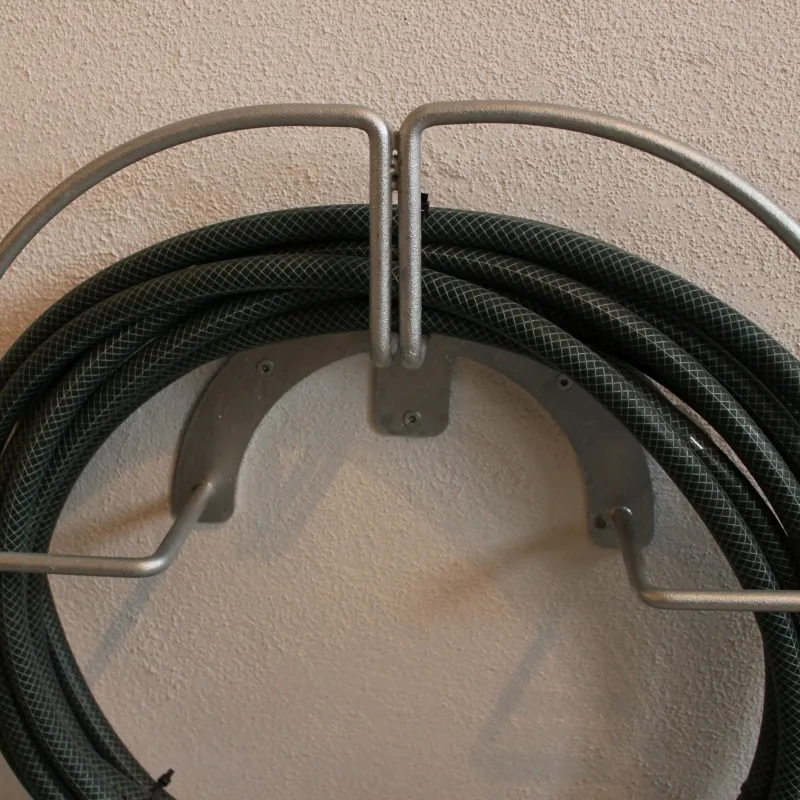 Praktisk og robust ophæng til lange slanger.