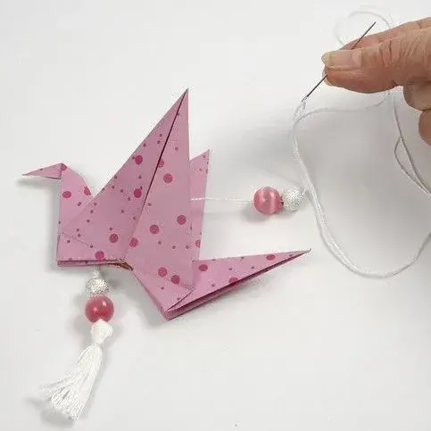 Origami fugl ophængt med perler