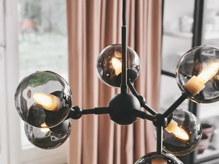 Nu på TILBUD - Halo Design Atom pendel - prismatch - bolighuset.dk