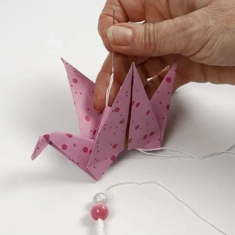 Origami fugl ophængt med perler