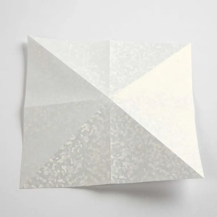 Origami fugl foldet i perlemorspapir