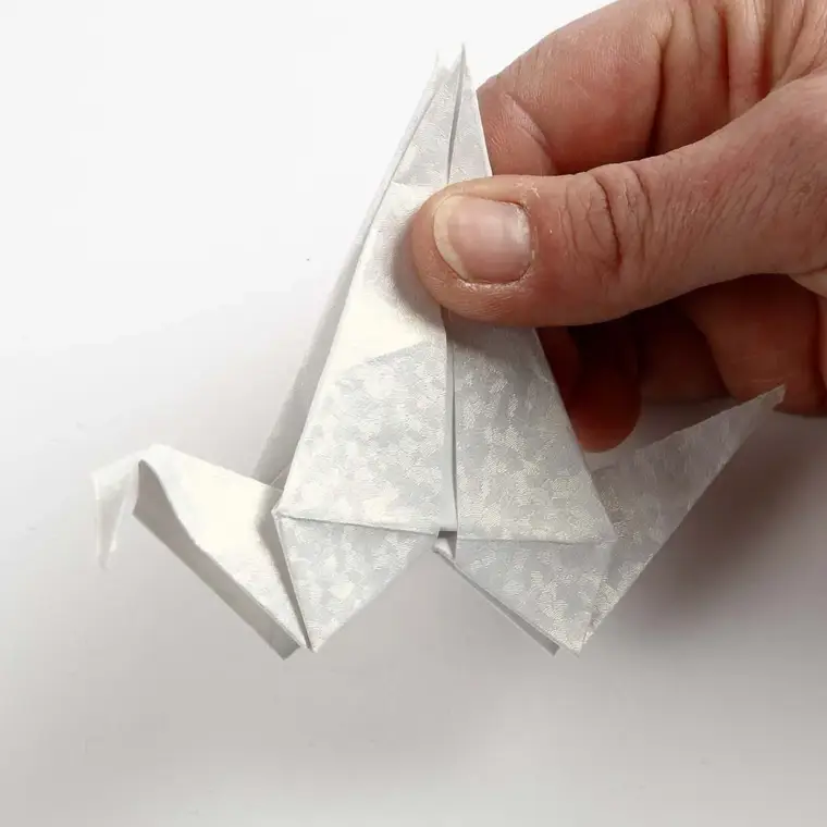 Origami fugl foldet i perlemorspapir