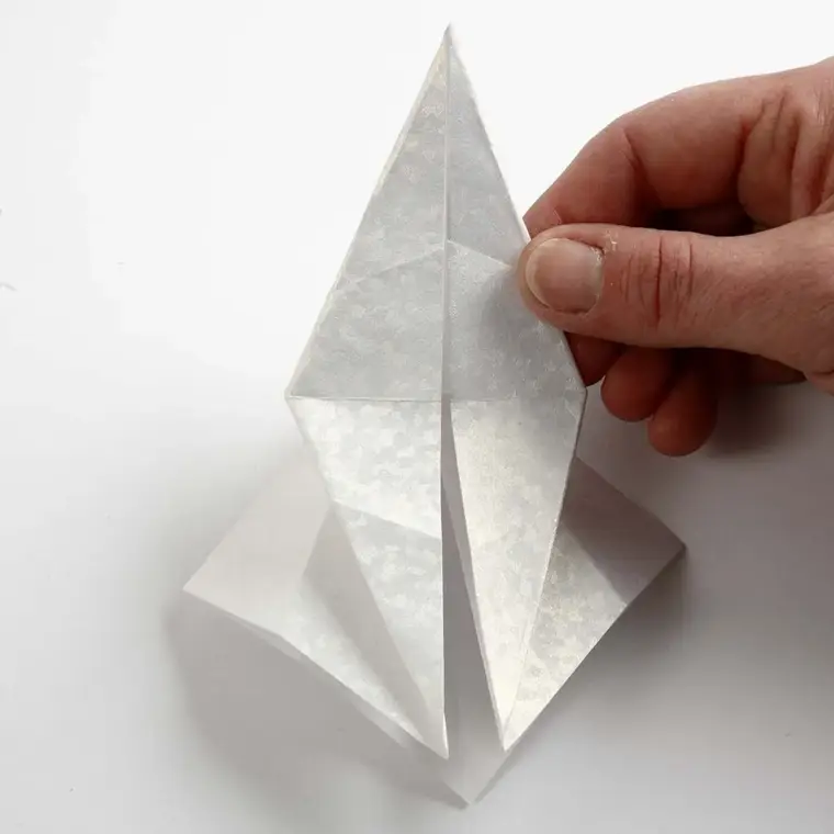 Origami fugl foldet i perlemorspapir