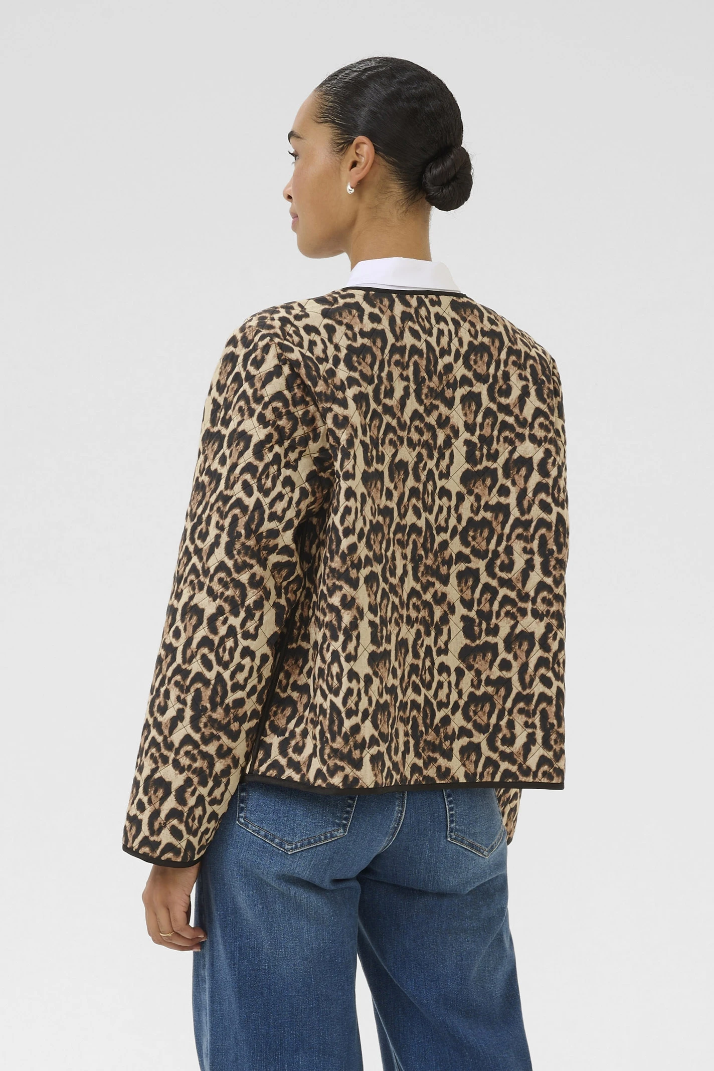 10509537 JAKKER Naturel Leopard Print fra Kaffe.