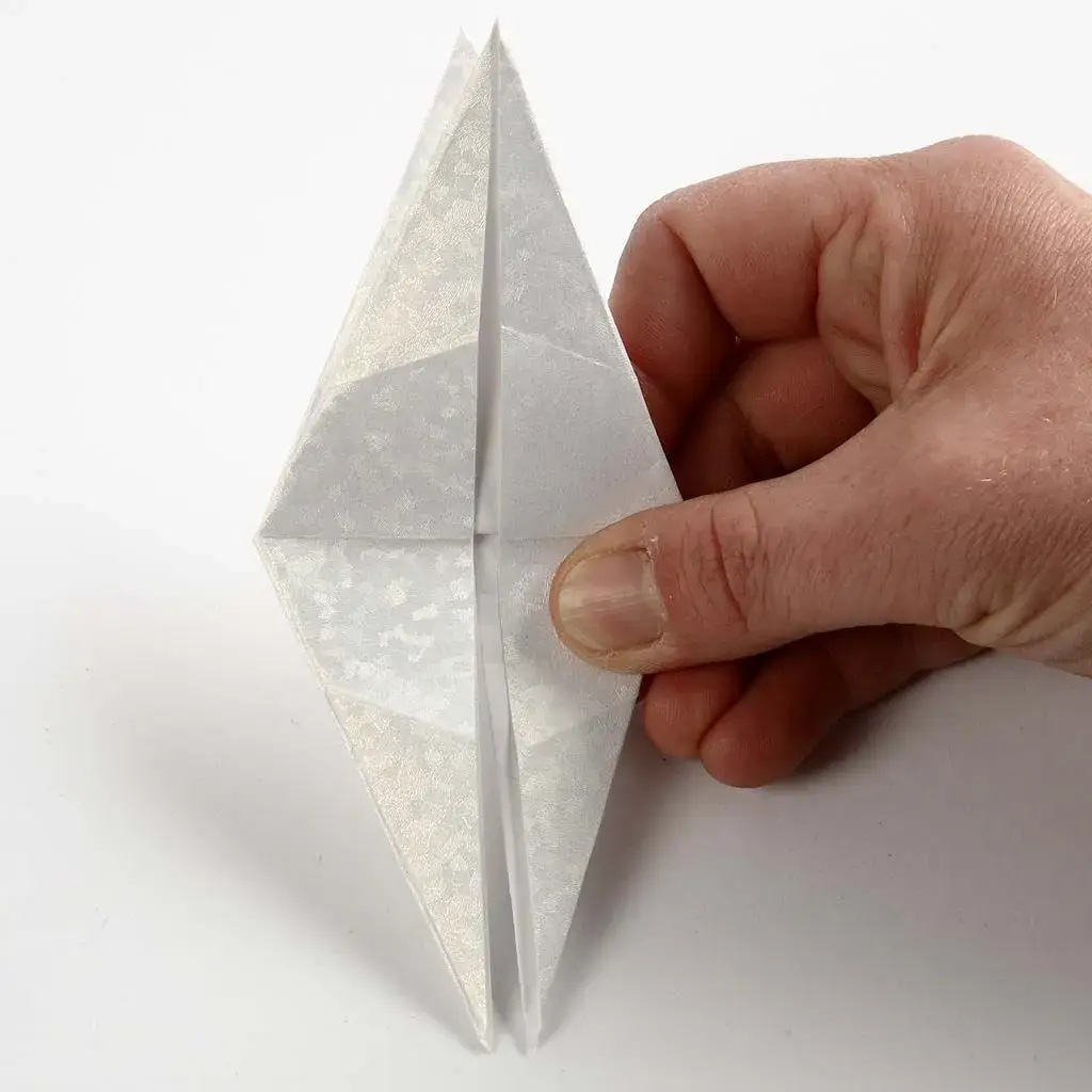 Origami fugl foldet i perlemorspapir
