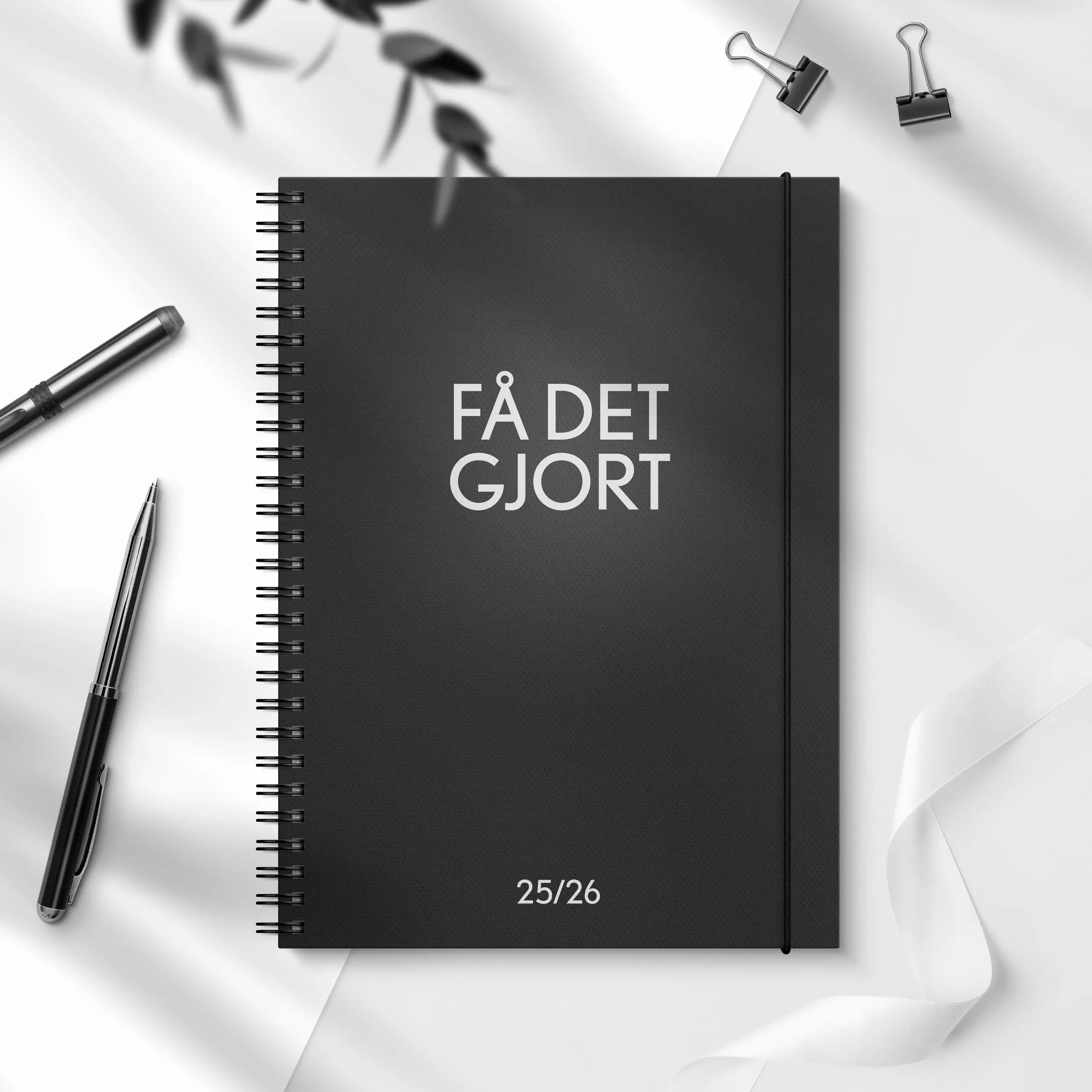 Kalender med uger 2025/2026, Mayland, 214 × 161 × 17 mm A5, sort ...