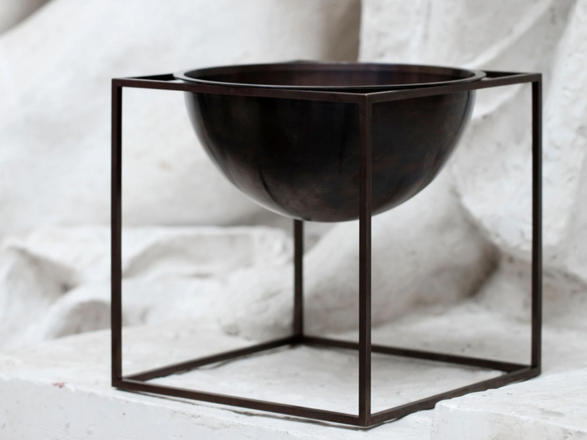 by Lassen Kubus Bowl Centerpiece - nu på TILBUD - bolighuset.dk