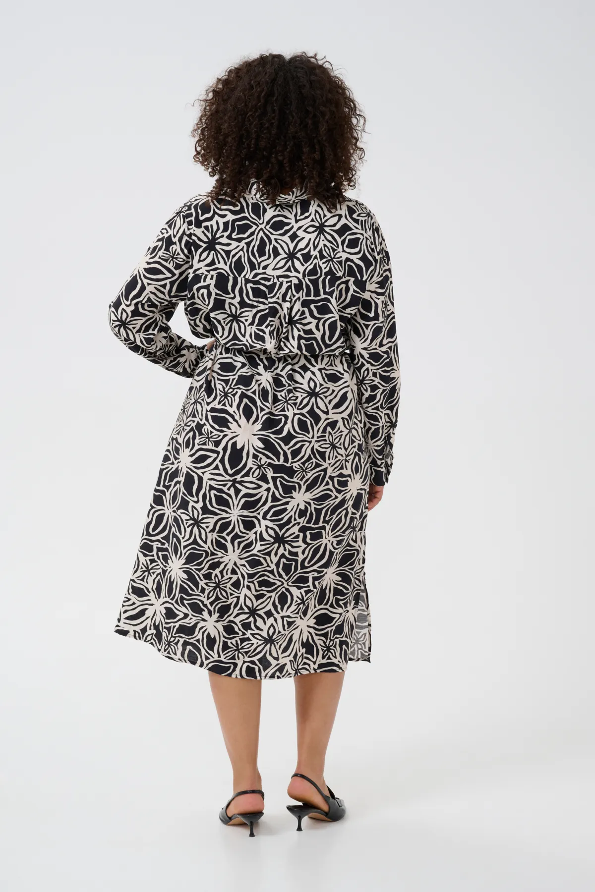 10583031 KJOLER Black / Light Beige Flower fra Kaffe Curve.