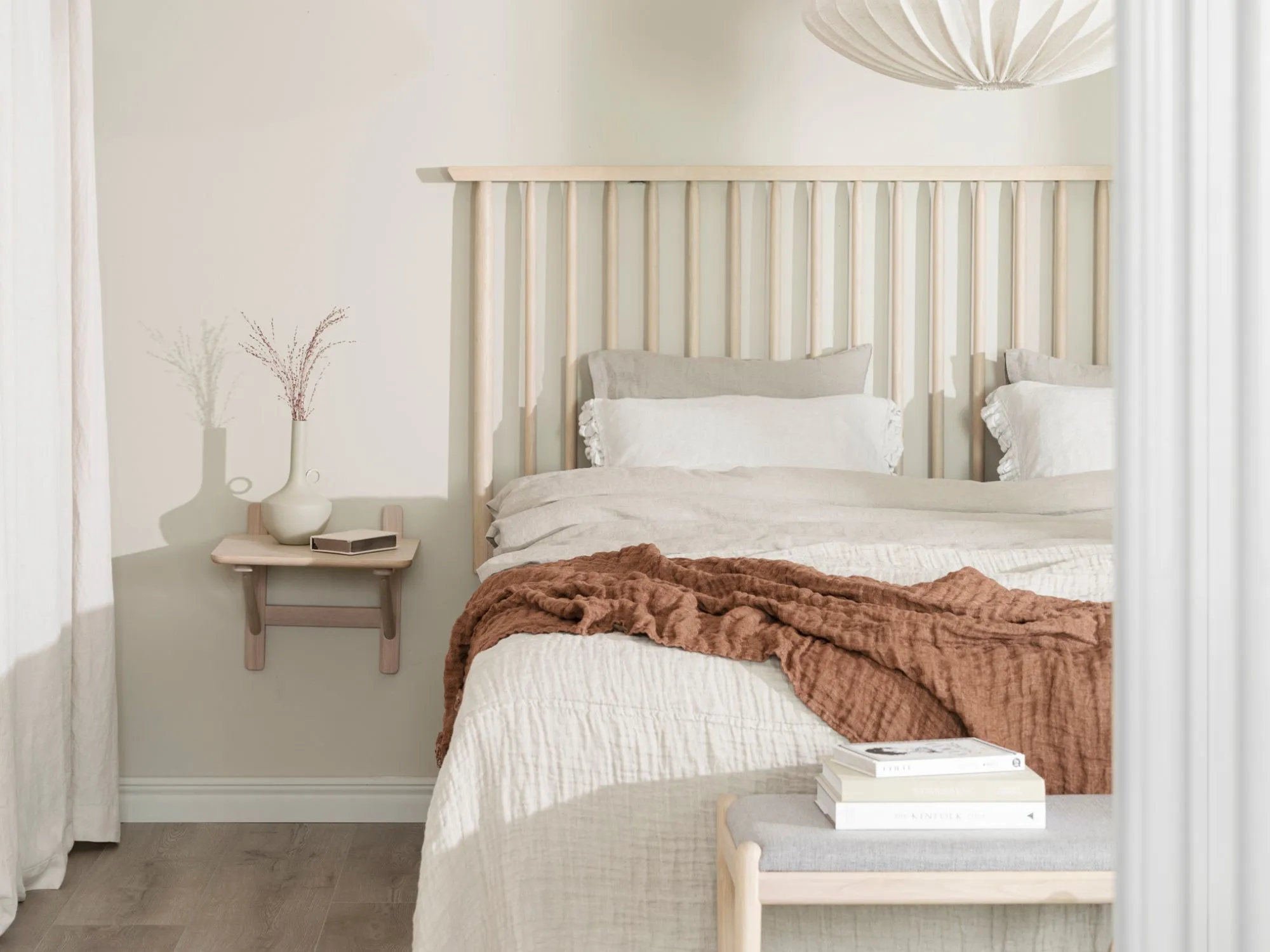 Rowico sengeborde | Funktionelle natborde i nordisk design