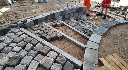 Anlæg i betonsten, buede linjer