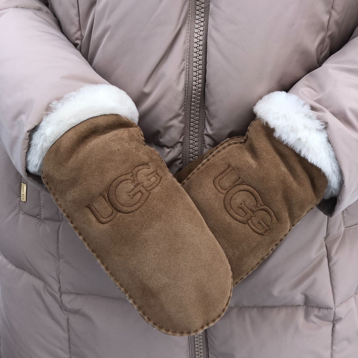 Sheepskin Embroidered Mittens camel luffer - UGG | Rikke Solberg