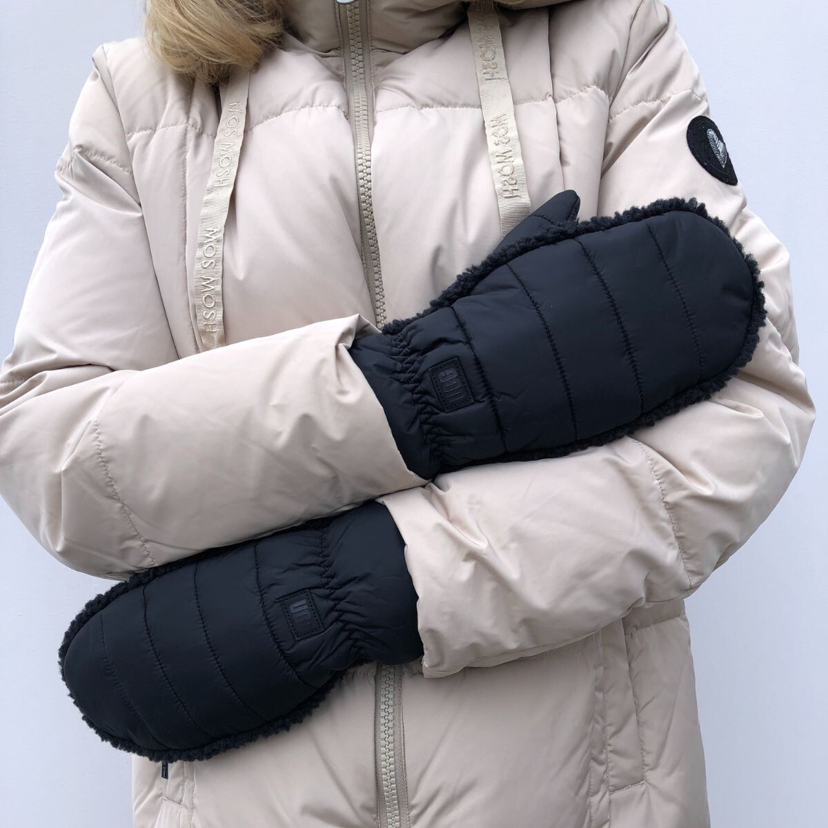 Fluff Mitten sort luffer - UGG | Rikke Solberg