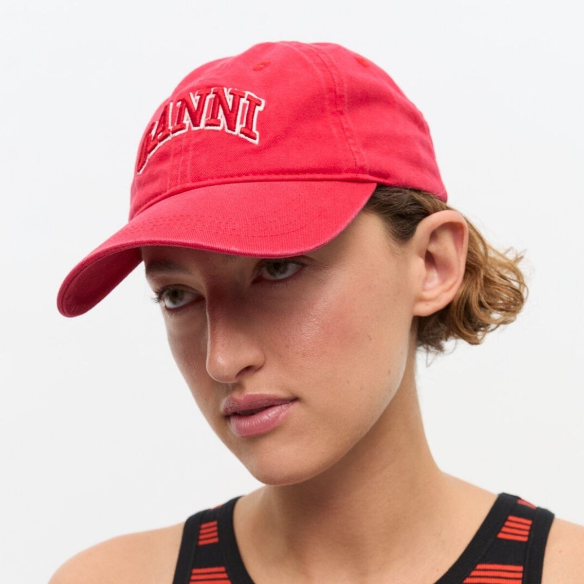 A6903 rød cap - Ganni | Rikke Solberg