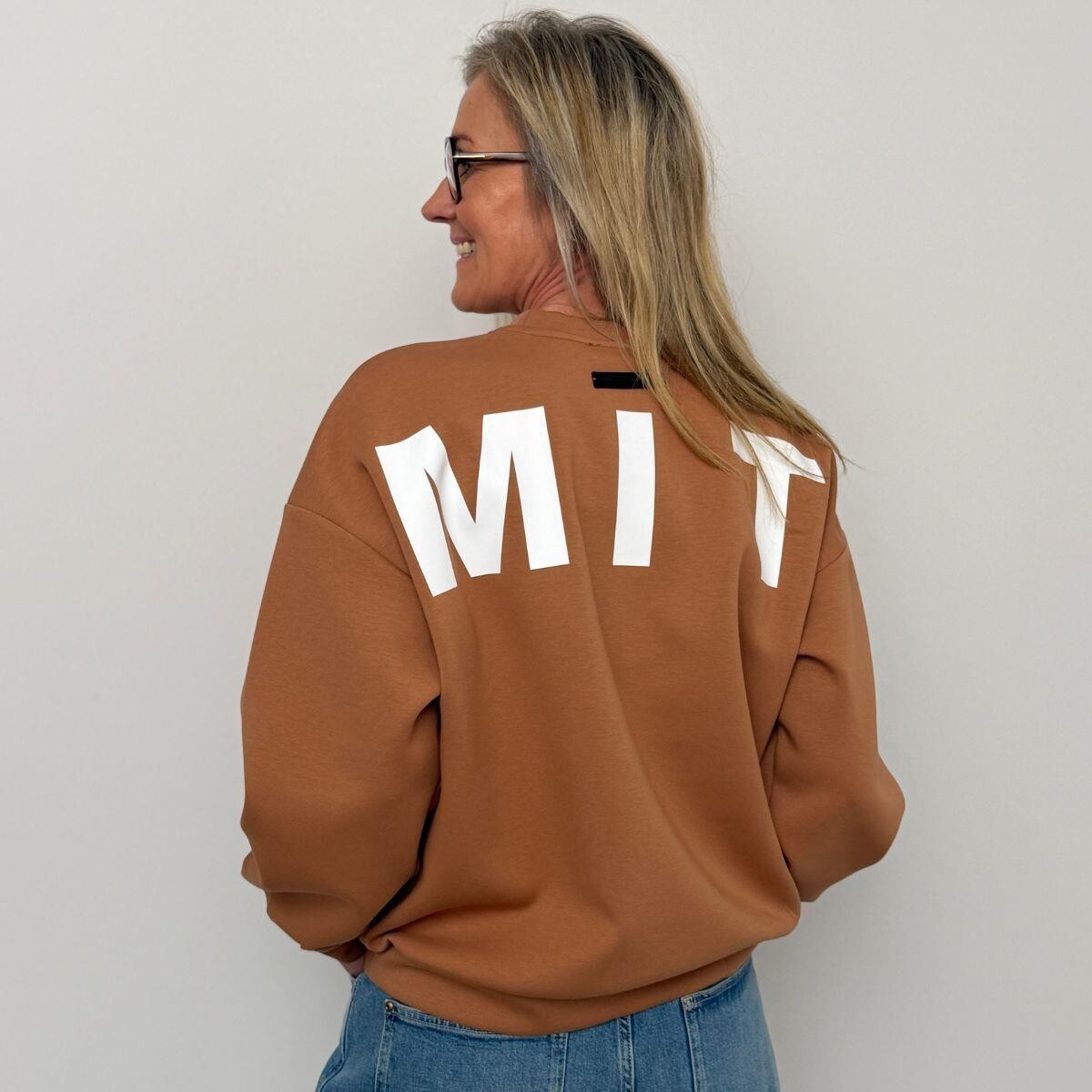 Maxi Split Logo camel sweatshirt - Haute L'amitié | Rikke Solberg