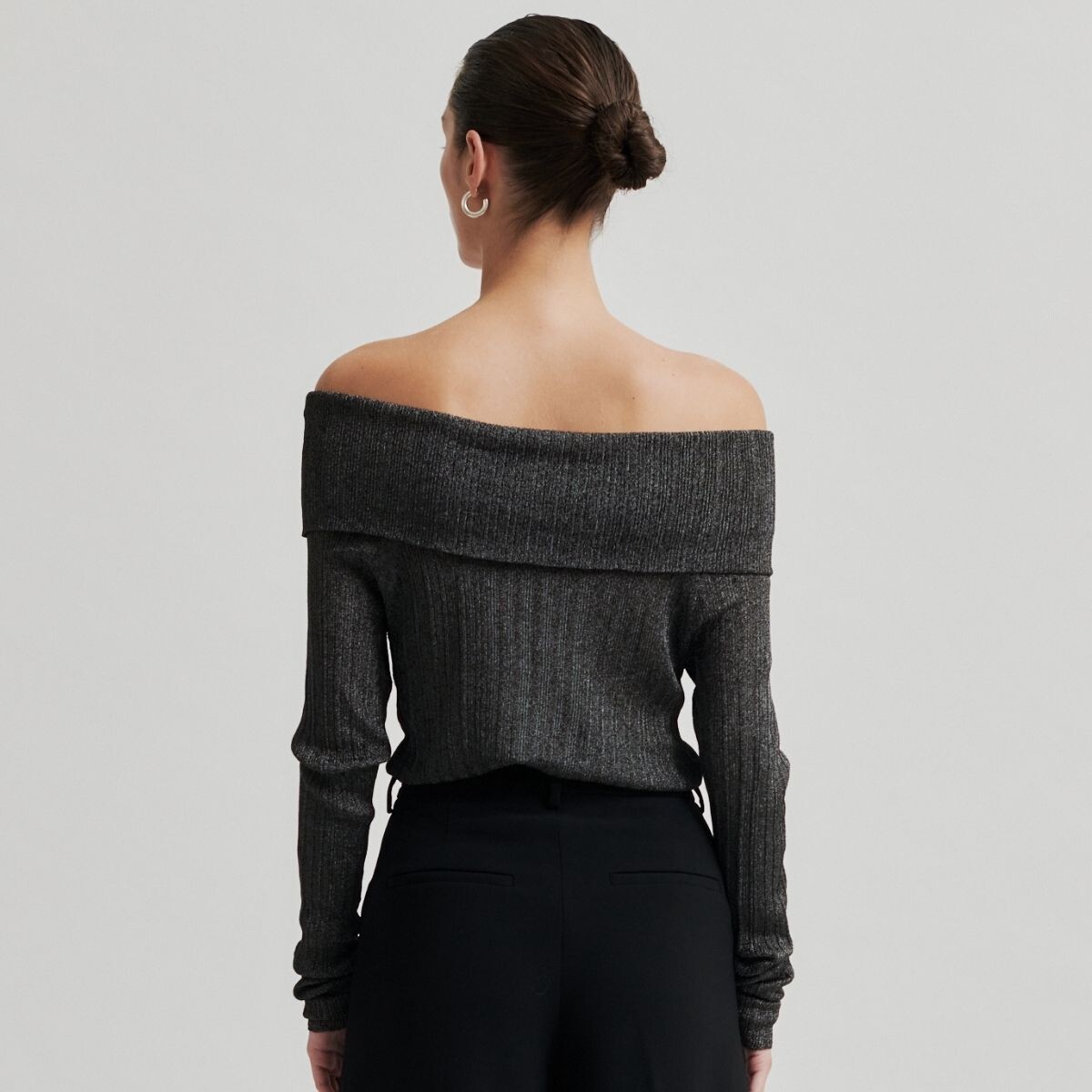 Ellis off shoulder sort bluse - Second Female | Rikke Solberg