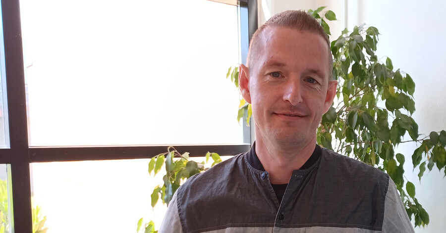 Nu har Niels vendt brillerne indad